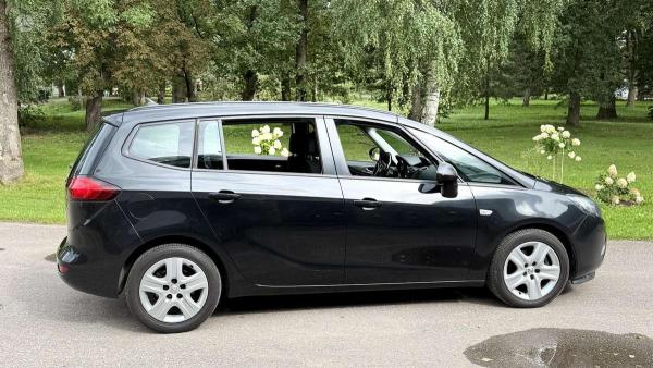 Black Opel Zafira Tourer 2013 in Panevezys, with an engine capacity of 1.96 L and mileage of 260 thousand km for 4000 €, photo 10 on AUTOMOTO.COM.LV