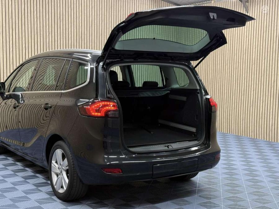 Black Opel Zafira Tourer 2014 in Marijampole, with an engine capacity of 1.96 L and mileage of 232 thousand km for 5650 €, photo 13 on AUTOMOTO.COM.LV