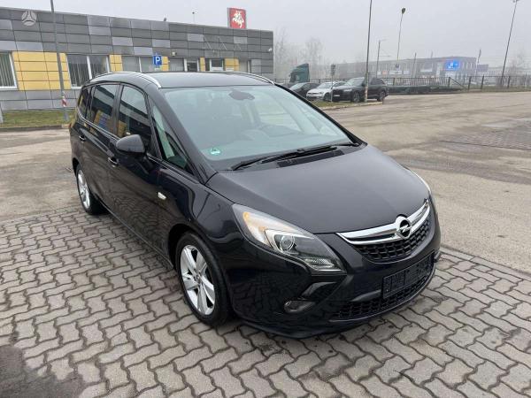 Black Opel Zafira Tourer 2015 in Kaunas, with an engine capacity of 1.96 L and mileage of 166 thousand km for 6350 €, photo 1 on AUTOMOTO.COM.LV