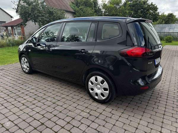 Black Opel Zafira Tourer 2015 in Gargzdai, with an engine capacity of 1.96 L and mileage of 239 thousand km for 5799 €, photo 4 on AUTOMOTO.COM.LV