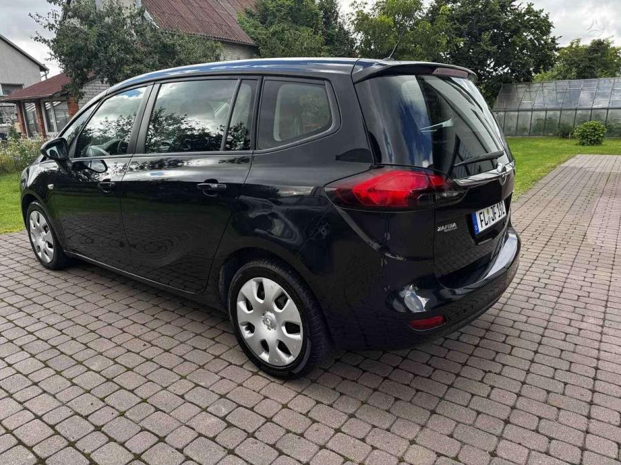Black Opel Zafira Tourer 2015 in Gargzdai, with an engine capacity of 1.96 L and mileage of 239 thousand km for 5799 €, photo 6 on AUTOMOTO.COM.LV