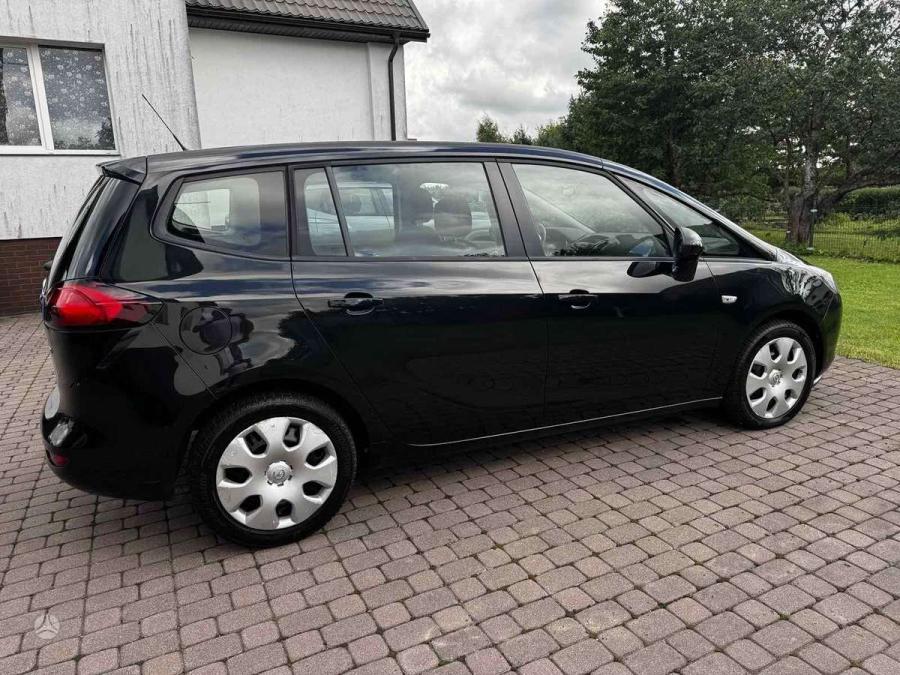 Black Opel Zafira Tourer 2015 in Gargzdai, with an engine capacity of 1.96 L and mileage of 239 thousand km for 5799 €, photo 9 on AUTOMOTO.COM.LV