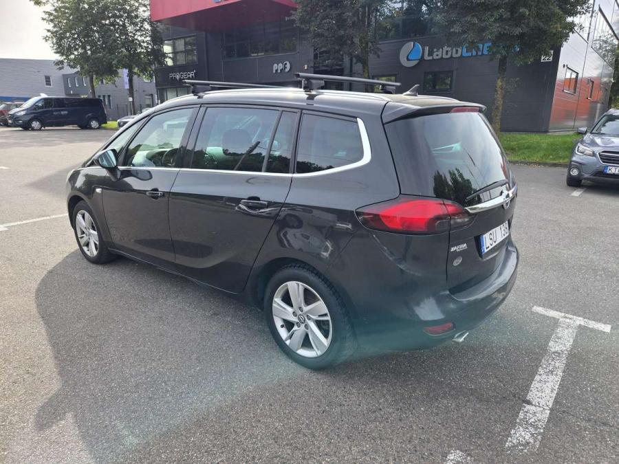 Black Opel Zafira Tourer 2015 in Vilnius, with an engine capacity of 1.96 L and mileage of 256 thousand km for 5750 €, photo 1 on AUTOMOTO.COM.LV