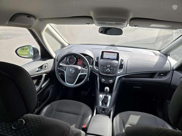 Black Opel Zafira Tourer 2015 in Vilnius, with an engine capacity of 1.96 L and mileage of 256 thousand km for 5750 €, photo 4 on AUTOMOTO.COM.LV