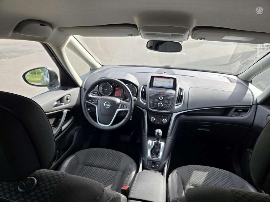 Black Opel Zafira Tourer 2015 in Vilnius, with an engine capacity of 1.96 L and mileage of 256 thousand km for 5750 €, photo 4 on AUTOMOTO.COM.LV