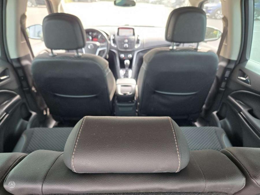 Black Opel Zafira Tourer 2015 in Vilnius, with an engine capacity of 1.96 L and mileage of 256 thousand km for 5750 €, photo 6 on AUTOMOTO.COM.LV
