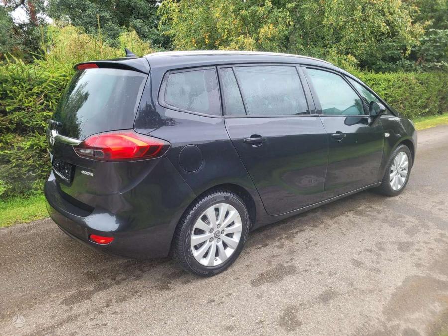 Black Opel Zafira Tourer 2015 in Vilkaviskis, with an engine capacity of 1.96 L and mileage of 178 thousand km for 5400 €, photo 3 on AUTOMOTO.COM.LV