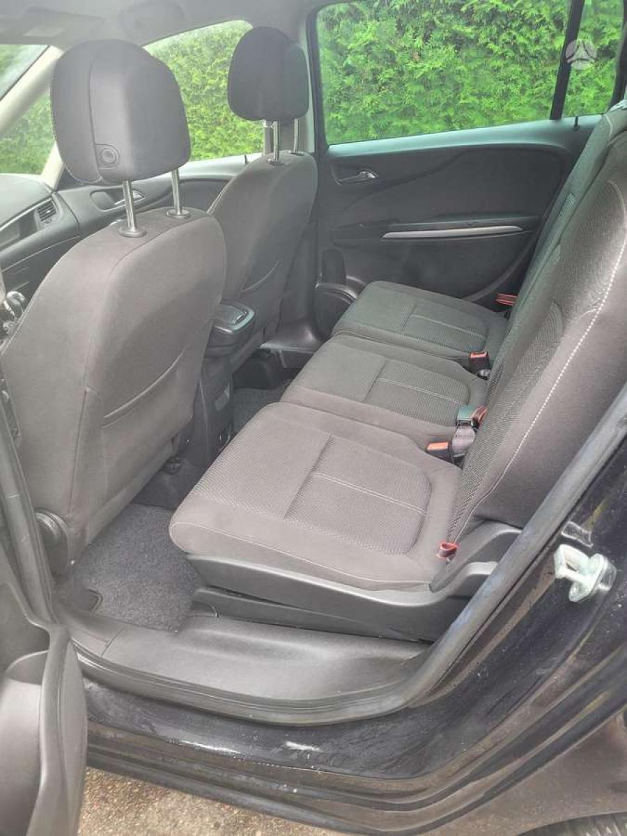 Black Opel Zafira Tourer 2015 in Vilkaviskis, with an engine capacity of 1.96 L and mileage of 178 thousand km for 5400 €, photo 8 on AUTOMOTO.COM.LV