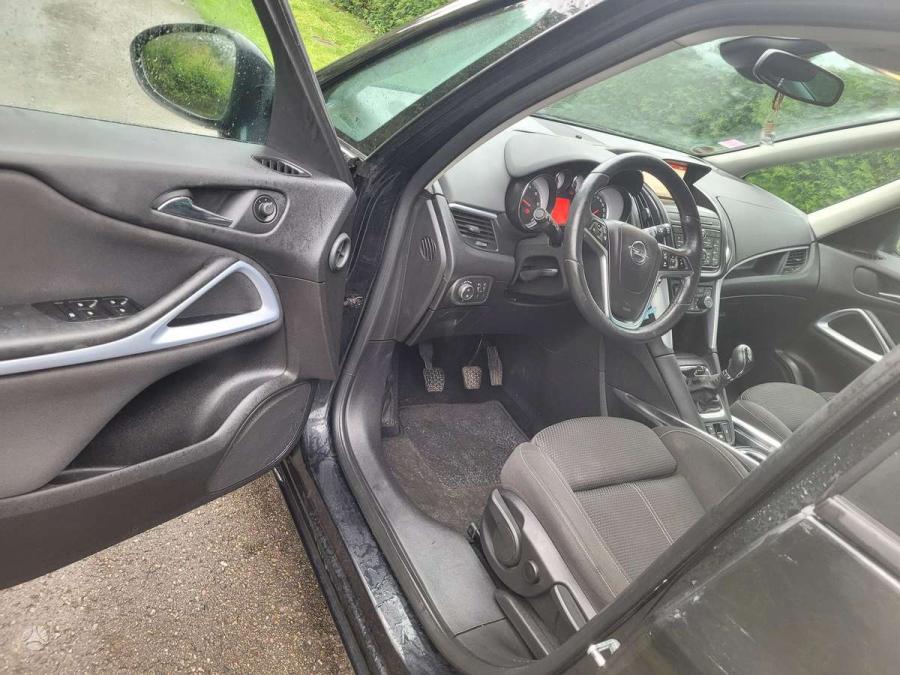 Black Opel Zafira Tourer 2015 in Vilkaviskis, with an engine capacity of 1.96 L and mileage of 178 thousand km for 5400 €, photo 10 on AUTOMOTO.COM.LV