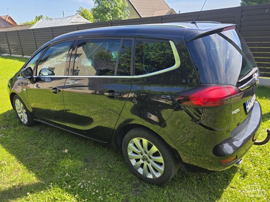 Black Opel Zafira Tourer 2016 in Mazeikiai, with an engine capacity of 2.00 L and mileage of 359 thousand km for 4700 €, photo 1 on AUTOMOTO.COM.LV