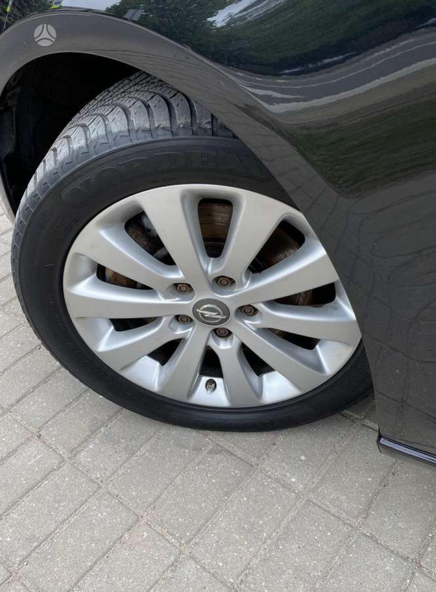 Black Opel Zafira Tourer 2016 in Marijampole, with an engine capacity of 1.96 L and mileage of 272 thousand km for 7250 €, photo 13 on AUTOMOTO.COM.LV