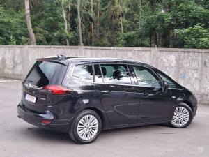 Black Opel Zafira Tourer 2018 in Vilnius, with an engine capacity of 1.96 L and mileage of 136 thousand km for 8300 €, photo 3 on AUTOMOTO.COM.LV