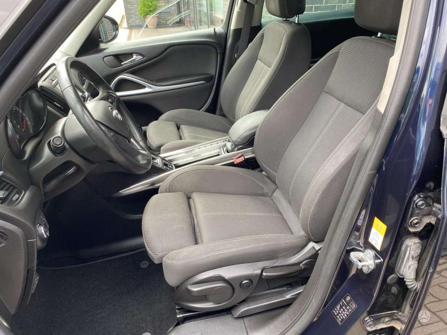 Blue Opel Zafira Tourer 2019 in Marijampole, with an engine capacity of 1.96 L and mileage of 249 thousand km for 8350 €, photo 23 on AUTOMOTO.COM.LV