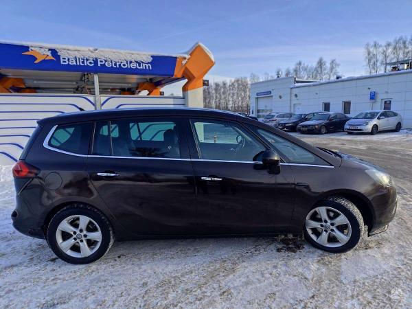 Brown Opel Zafira Tourer 2012 in Vilnius, with an engine capacity of 1.96 L and mileage of 255 thousand km for 5550 €, photo 4 on AUTOMOTO.COM.LV