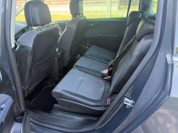 Brown Opel Zafira Tourer 2012 in Utena, with an engine capacity of 1.96 L and mileage of 182 thousand km for 5250 €, photo 8 on AUTOMOTO.COM.LV