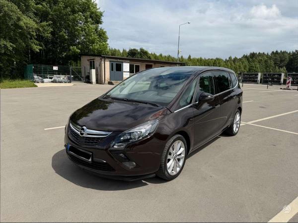 Brown Opel Zafira Tourer 2012 in Taurage, with an engine capacity of 1.96 L and mileage of 268 thousand km for 5850 €, photo 1 on AUTOMOTO.COM.LV