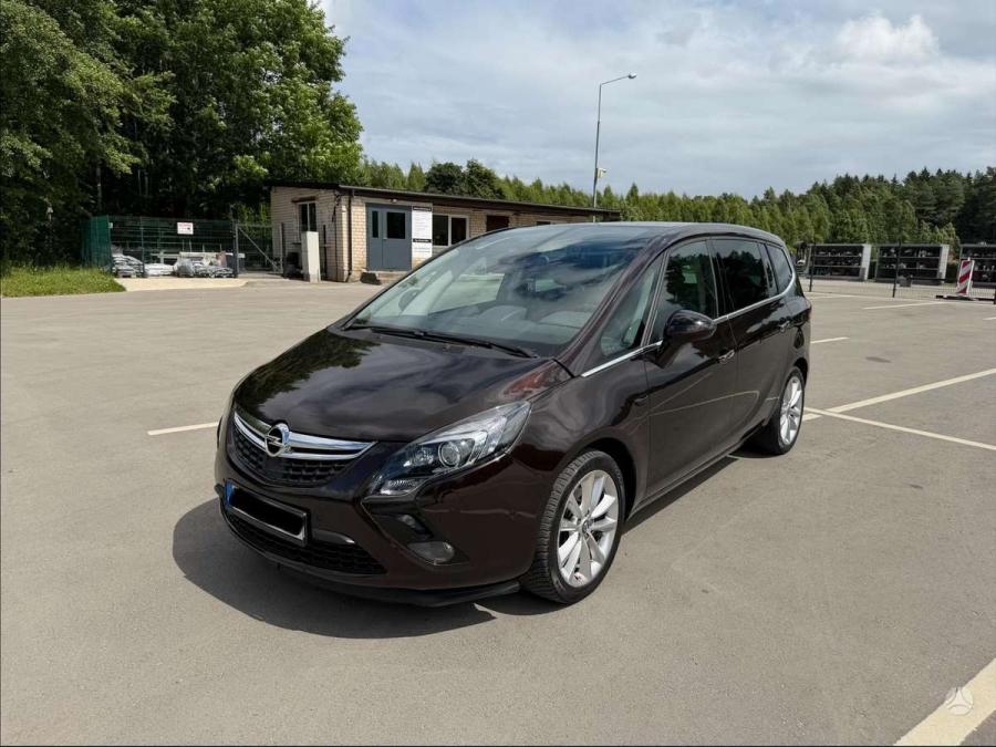 Brown Opel Zafira Tourer 2012 in Taurage, with an engine capacity of 1.96 L and mileage of 268 thousand km for 5850 €, photo 1 on AUTOMOTO.COM.LV