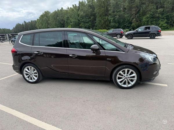 Brown Opel Zafira Tourer 2012 in Taurage, with an engine capacity of 1.96 L and mileage of 268 thousand km for 5850 €, photo 4 on AUTOMOTO.COM.LV