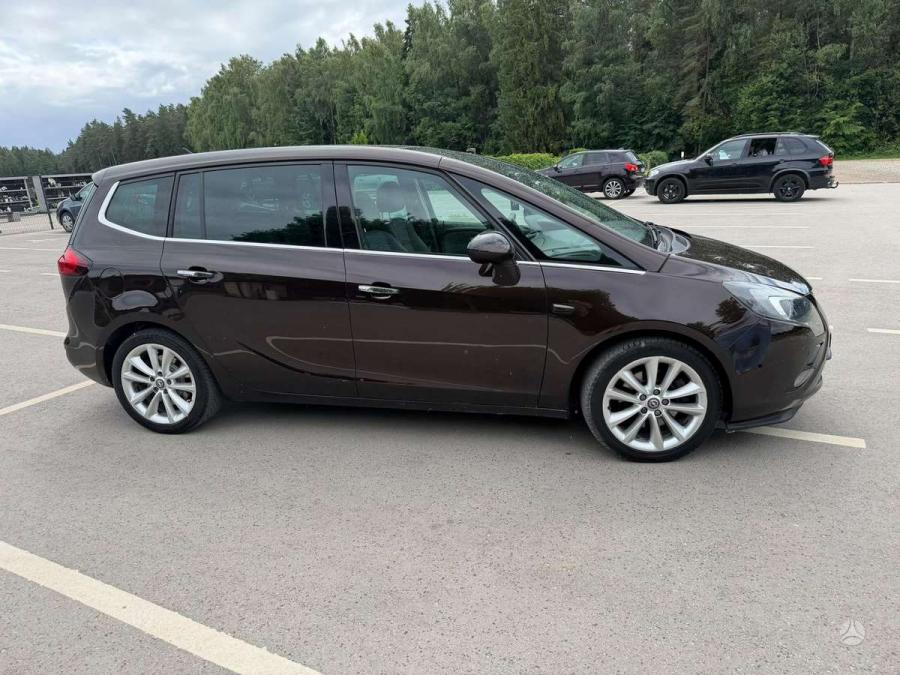 Brown Opel Zafira Tourer 2012 in Taurage, with an engine capacity of 1.96 L and mileage of 268 thousand km for 5850 €, photo 5 on AUTOMOTO.COM.LV