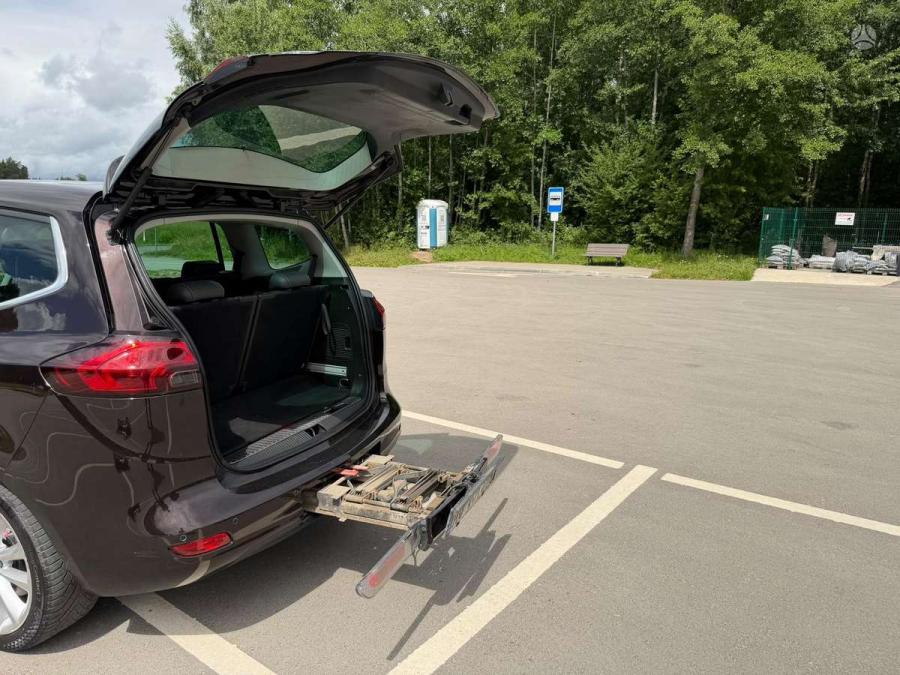 Brown Opel Zafira Tourer 2012 in Taurage, with an engine capacity of 1.96 L and mileage of 268 thousand km for 5850 €, photo 10 on AUTOMOTO.COM.LV