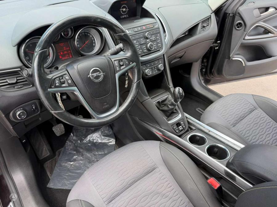 Brown Opel Zafira Tourer 2012 in Taurage, with an engine capacity of 1.96 L and mileage of 268 thousand km for 5850 €, photo 18 on AUTOMOTO.COM.LV
