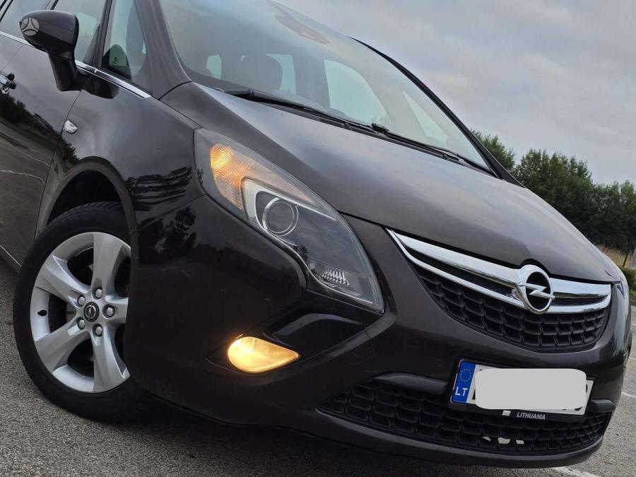 Brown Opel Zafira Tourer 2012 in Siauliai, with an engine capacity of 1.96 L and mileage of 320 thousand km for 4250 €, photo 1 on AUTOMOTO.COM.LV