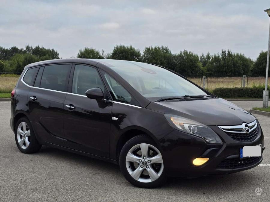 Brown Opel Zafira Tourer 2012 in Siauliai, with an engine capacity of 1.96 L and mileage of 320 thousand km for 4250 €, photo 5 on AUTOMOTO.COM.LV