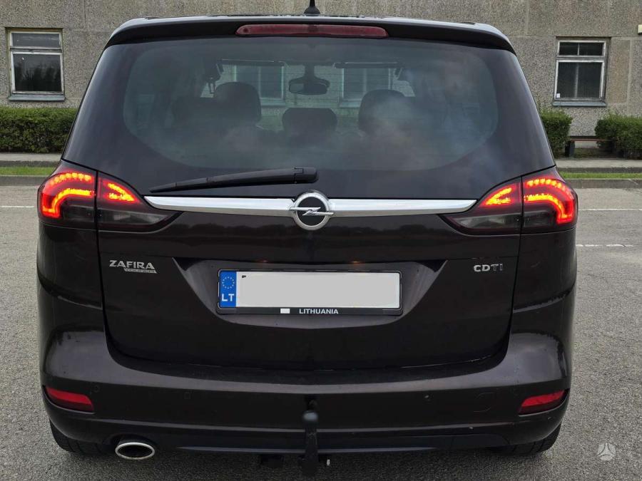 Brown Opel Zafira Tourer 2012 in Siauliai, with an engine capacity of 1.96 L and mileage of 320 thousand km for 4250 €, photo 10 on AUTOMOTO.COM.LV