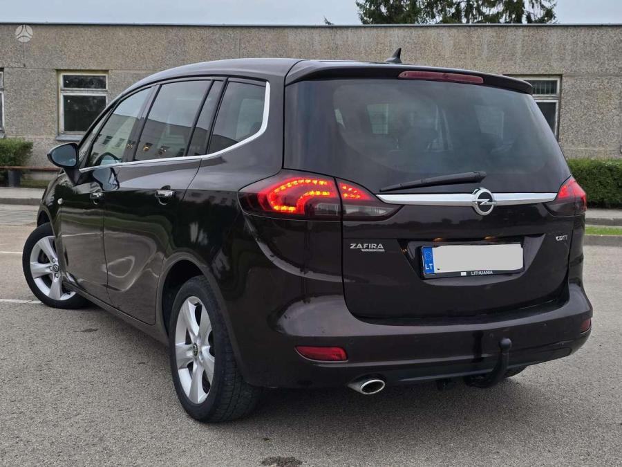 Brown Opel Zafira Tourer 2012 in Siauliai, with an engine capacity of 1.96 L and mileage of 320 thousand km for 4250 €, photo 11 on AUTOMOTO.COM.LV