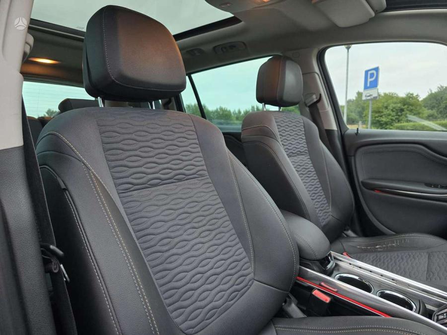 Brown Opel Zafira Tourer 2012 in Siauliai, with an engine capacity of 1.96 L and mileage of 320 thousand km for 4250 €, photo 28 on AUTOMOTO.COM.LV