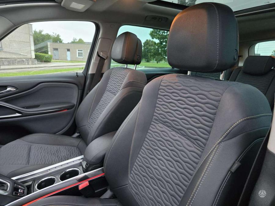 Brown Opel Zafira Tourer 2012 in Siauliai, with an engine capacity of 1.96 L and mileage of 320 thousand km for 4250 €, photo 31 on AUTOMOTO.COM.LV