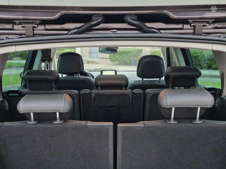 Brown Opel Zafira Tourer 2012 in Siauliai, with an engine capacity of 1.96 L and mileage of 320 thousand km for 4250 €, photo 39 on AUTOMOTO.COM.LV