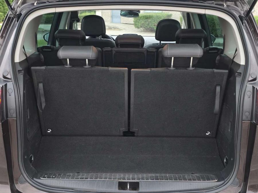 Brown Opel Zafira Tourer 2012 in Siauliai, with an engine capacity of 1.96 L and mileage of 320 thousand km for 4250 €, photo 40 on AUTOMOTO.COM.LV