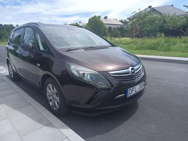 Brown Opel Zafira Tourer 2015 in Vilnius, with an engine capacity of 1.60 L and mileage of 211 thousand km for 6200 €, photo 1 on AUTOMOTO.COM.LV