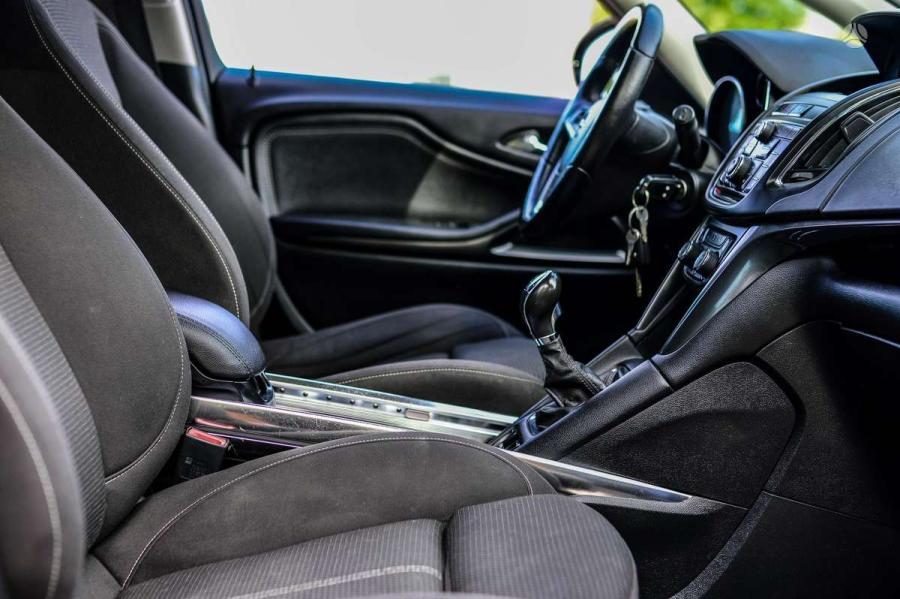 Brown Opel Zafira Tourer 2015 in Kretinga, with an engine capacity of 2.00 L and mileage of 263 thousand km for 6150 €, photo 16 on AUTOMOTO.COM.LV