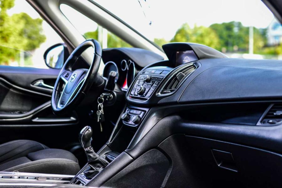 Brown Opel Zafira Tourer 2015 in Kretinga, with an engine capacity of 2.00 L and mileage of 263 thousand km for 6150 €, photo 17 on AUTOMOTO.COM.LV