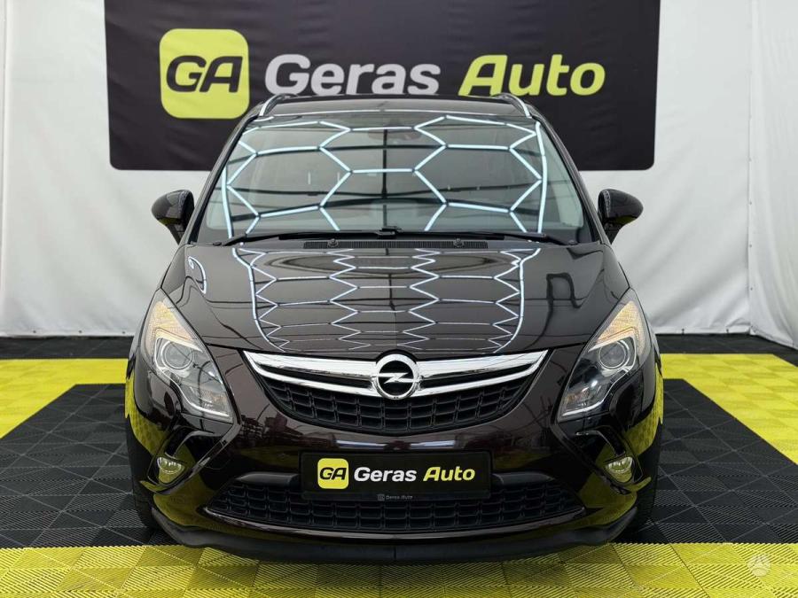 Brown Opel Zafira Tourer 2015 in Vilnius, with an engine capacity of 1.96 L and mileage of 288 thousand km for 5850 €, photo 3 on AUTOMOTO.COM.LV