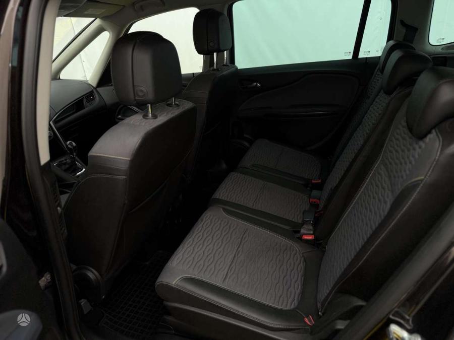 Brown Opel Zafira Tourer 2015 in Vilnius, with an engine capacity of 1.96 L and mileage of 288 thousand km for 5850 €, photo 12 on AUTOMOTO.COM.LV