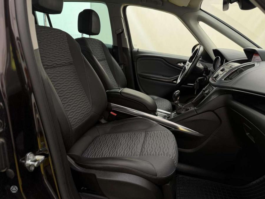 Brown Opel Zafira Tourer 2015 in Vilnius, with an engine capacity of 1.96 L and mileage of 288 thousand km for 5850 €, photo 16 on AUTOMOTO.COM.LV