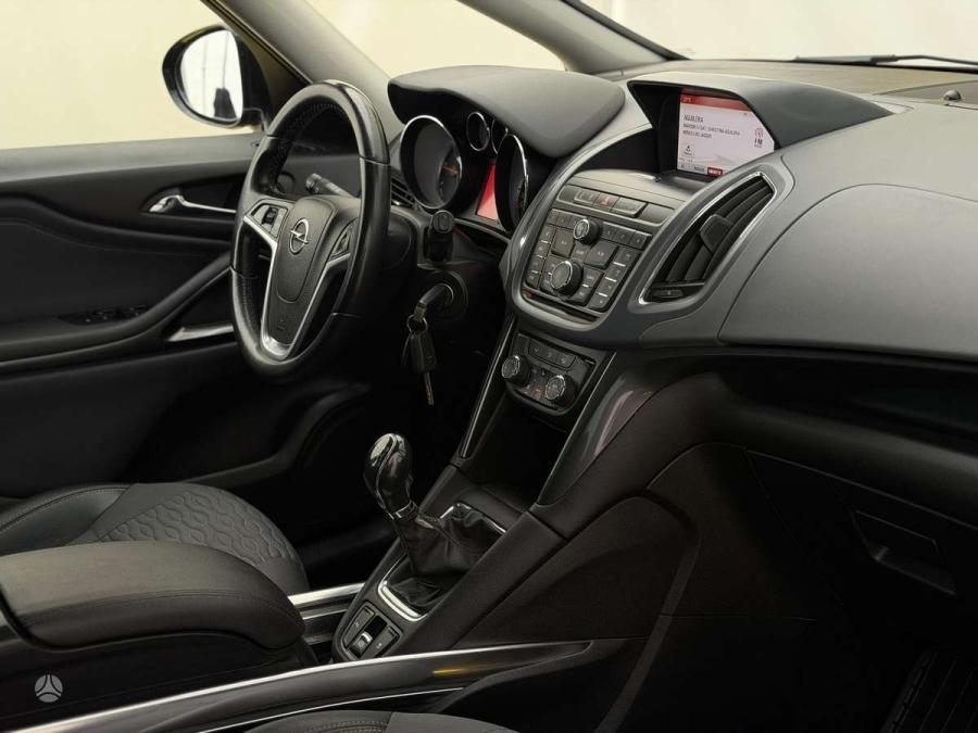 Brown Opel Zafira Tourer 2015 in Vilnius, with an engine capacity of 1.96 L and mileage of 288 thousand km for 5850 €, photo 17 on AUTOMOTO.COM.LV