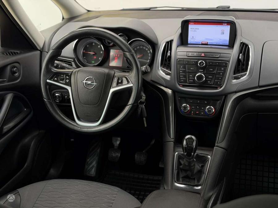 Brown Opel Zafira Tourer 2015 in Vilnius, with an engine capacity of 1.96 L and mileage of 288 thousand km for 5850 €, photo 19 on AUTOMOTO.COM.LV
