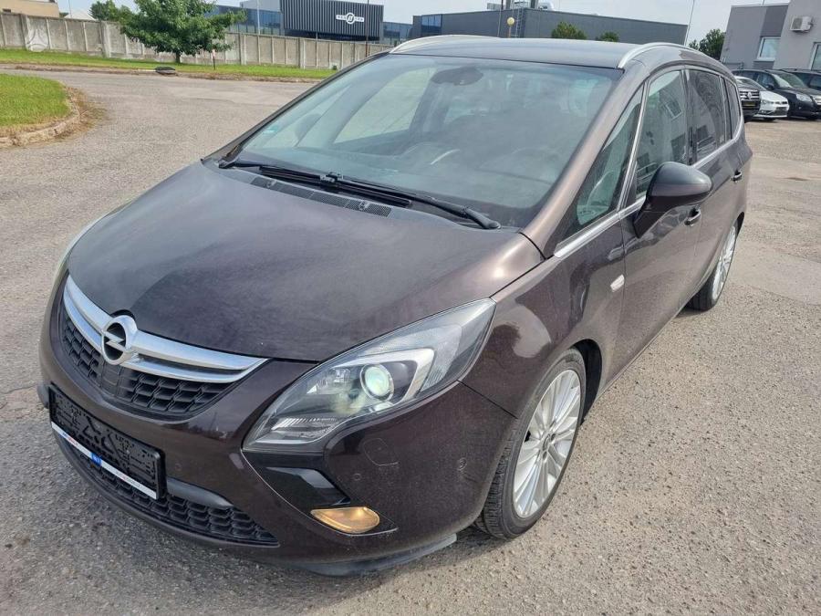 Brown Opel Zafira Tourer 2015 in Siauliai, with an engine capacity of 1.96 L and mileage of 197 thousand km for 4600 €, photo 1 on AUTOMOTO.COM.LV