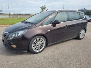 Brown Opel Zafira Tourer 2015 in Siauliai, with an engine capacity of 1.96 L and mileage of 197 thousand km for 4600 €, photo 3 on AUTOMOTO.COM.LV