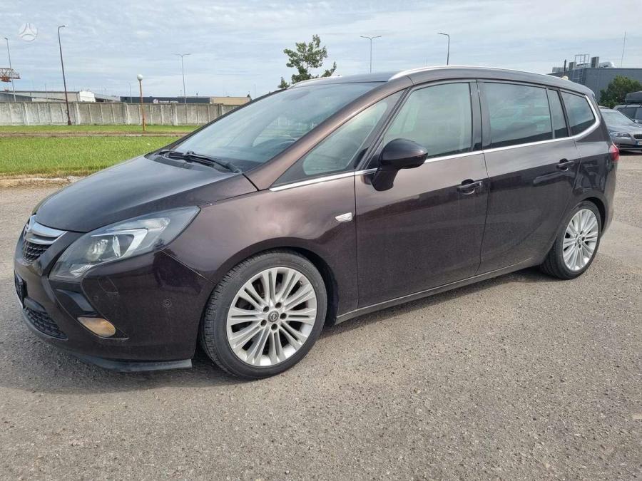 Brown Opel Zafira Tourer 2015 in Siauliai, with an engine capacity of 1.96 L and mileage of 197 thousand km for 4600 €, photo 3 on AUTOMOTO.COM.LV