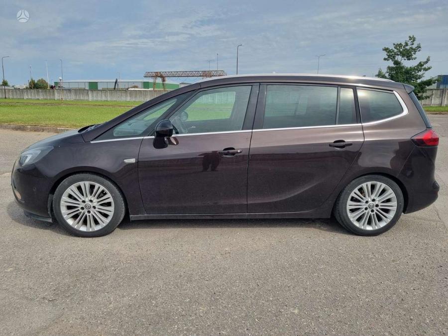 Brown Opel Zafira Tourer 2015 in Siauliai, with an engine capacity of 1.96 L and mileage of 197 thousand km for 4600 €, photo 4 on AUTOMOTO.COM.LV