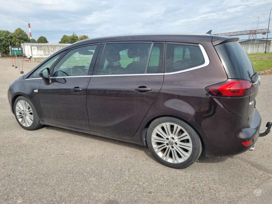 Brown Opel Zafira Tourer 2015 in Siauliai, with an engine capacity of 1.96 L and mileage of 197 thousand km for 4600 €, photo 5 on AUTOMOTO.COM.LV