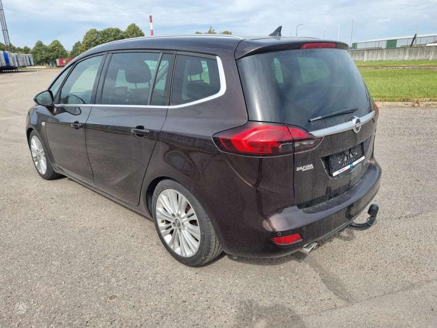 Brown Opel Zafira Tourer 2015 in Siauliai, with an engine capacity of 1.96 L and mileage of 197 thousand km for 4600 €, photo 6 on AUTOMOTO.COM.LV
