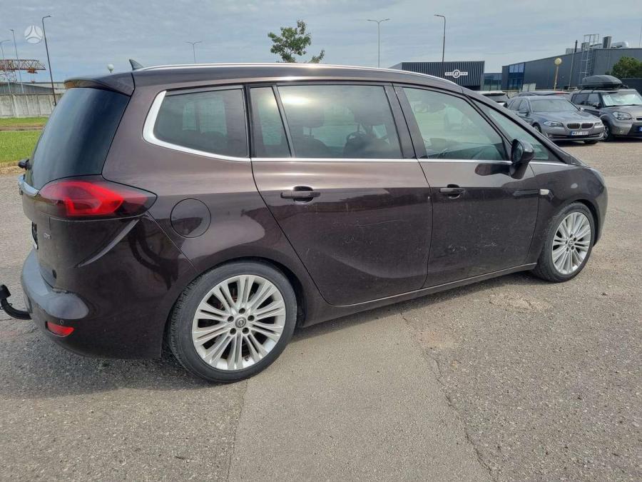 Brown Opel Zafira Tourer 2015 in Siauliai, with an engine capacity of 1.96 L and mileage of 197 thousand km for 4600 €, photo 9 on AUTOMOTO.COM.LV