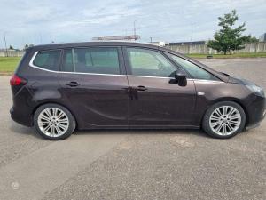 Brown Opel Zafira Tourer 2015 in Siauliai, with an engine capacity of 1.96 L and mileage of 197 thousand km for 4600 €, photo 10 on AUTOMOTO.COM.LV