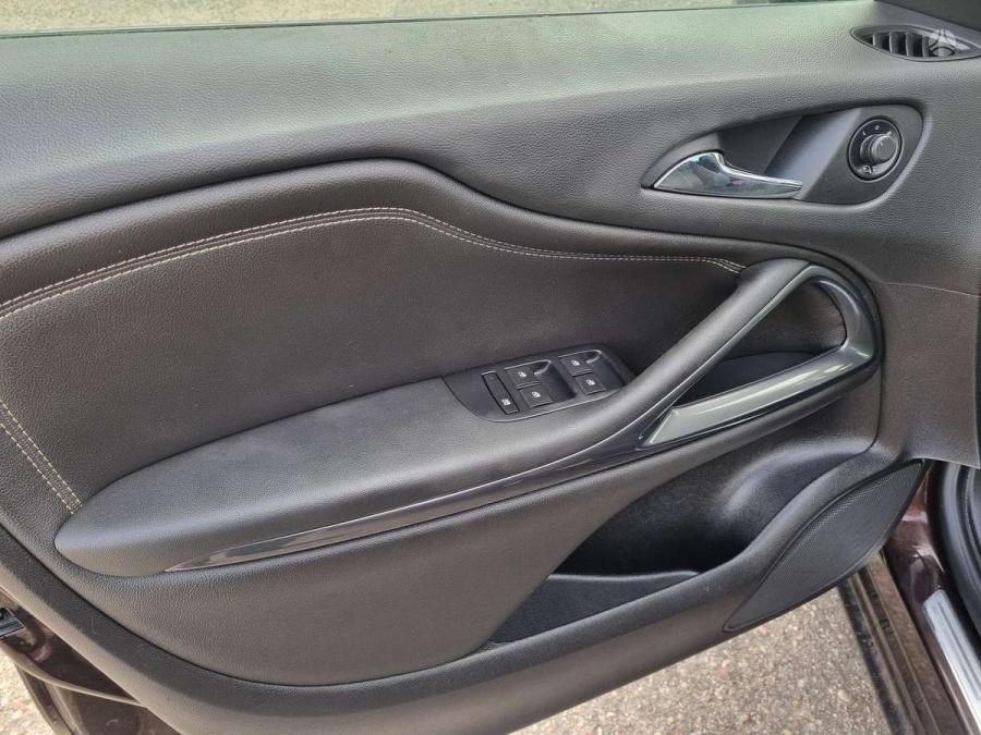 Brown Opel Zafira Tourer 2015 in Siauliai, with an engine capacity of 1.96 L and mileage of 197 thousand km for 4600 €, photo 16 on AUTOMOTO.COM.LV